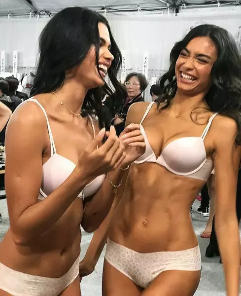 Lo que está sucediendo en los vestidores de modelos antes de mostrar Victoria`s Secret 2017 124214_12