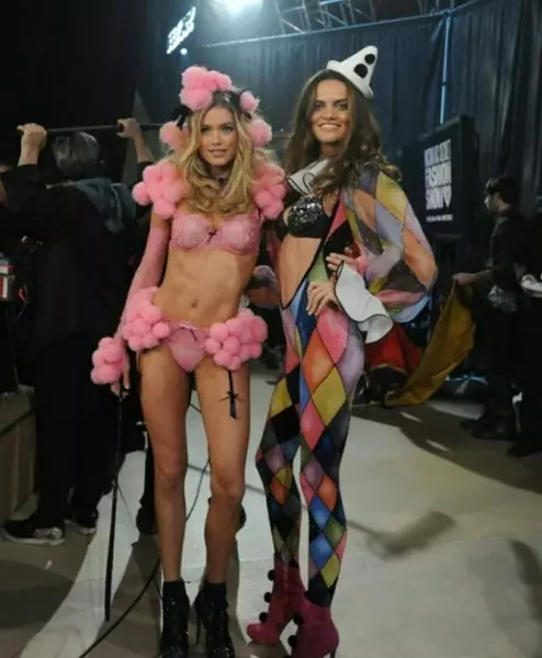 Lo que está sucediendo en los vestidores de modelos antes de mostrar Victoria`s Secret 2017 124214_23