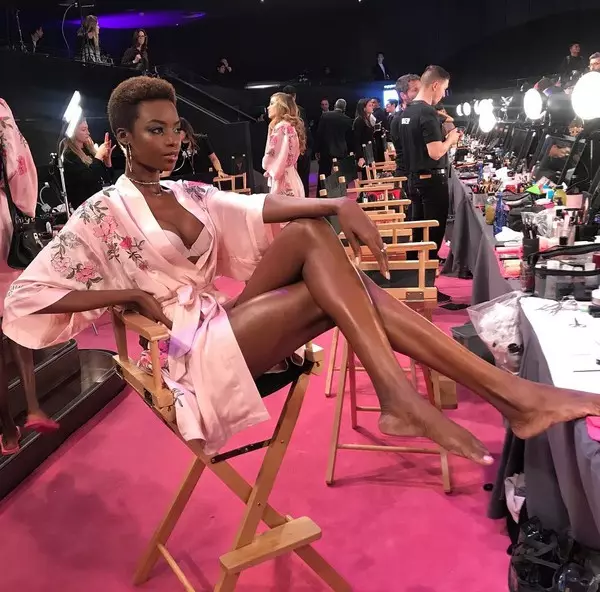 Lo que está sucediendo en los vestidores de modelos antes de mostrar Victoria`s Secret 2017 124214_6