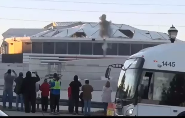 Foto numurs 2 - tas ir tas, kas notiek, kad esat televīzijas operators, noņemiet milzu stadiona nojaukšanu - un pēkšņi autobuss lēnām palēninās labi ...