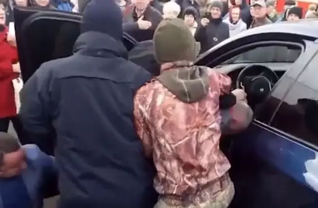 Foto №1 - En Kiev, a corrente do público arranxou Sammood sobre o condutor do Jeep debido ao aparcadoiro Khamskaya (Video Harsh)