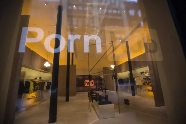 Ảnh №1 - Cửa hàng ngoại tuyến đầu tiên PornHub đã mở tại New York