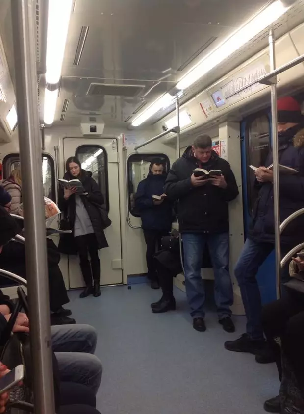 Photo Nummer 1 - eng Foto op déi d'Passagéier vun der Moskau Metro Papierbicher liest, de Western Internet geklommen!