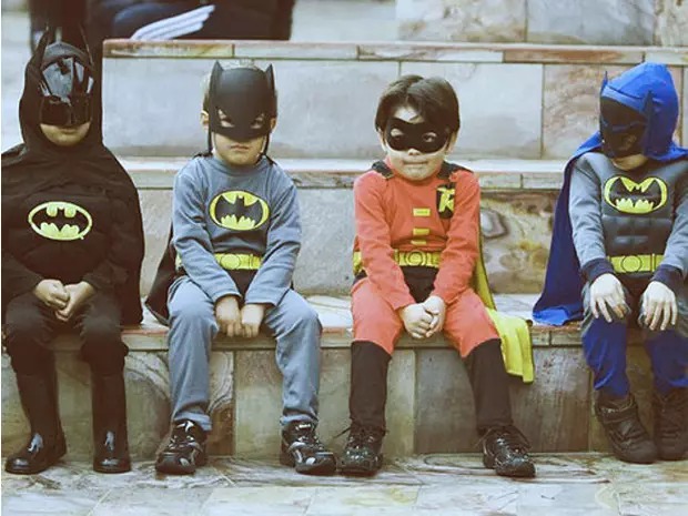 Фото №1 - мөһим өйрәнү: балалар батман костюмында булса яхшырак эшлиләр