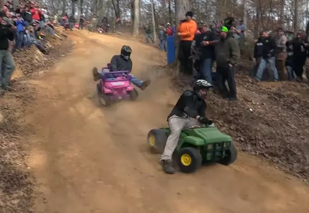 Hejmara wêneyê 1 - Tenê ji bo zilamên rastîn: Racing ji bo otomobîlên barbie (Vîdyo!)