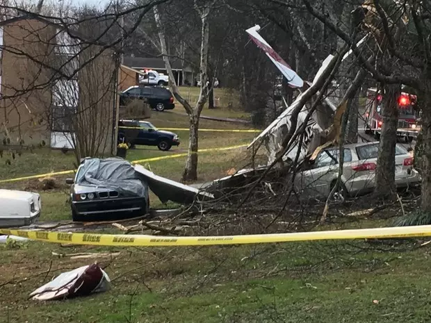 Larawan №1 - Sa US, ang sasakyang panghimpapawid ay bumagsak nang direkta sa lungsod! (Catastrophic Photo and Video)