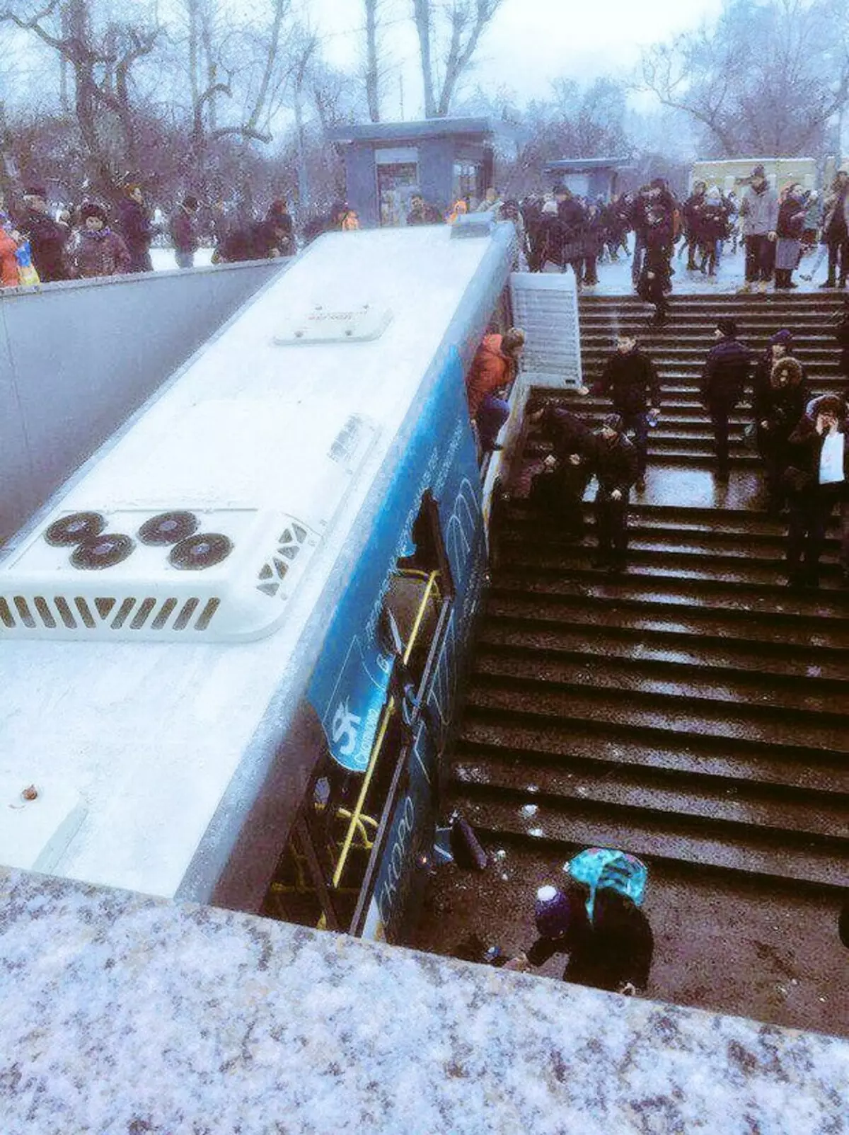 Photo №1 - à Moscou, un bus de passager, frappant des passants, à la vitesse a conduit dans la transition souterraine