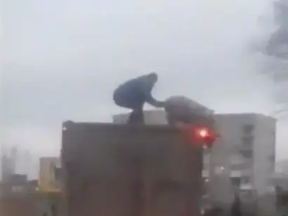 Nuotrauka №1 - Ukrainos kova su kiauliena ant krautuvo stogo! (Epas video)
