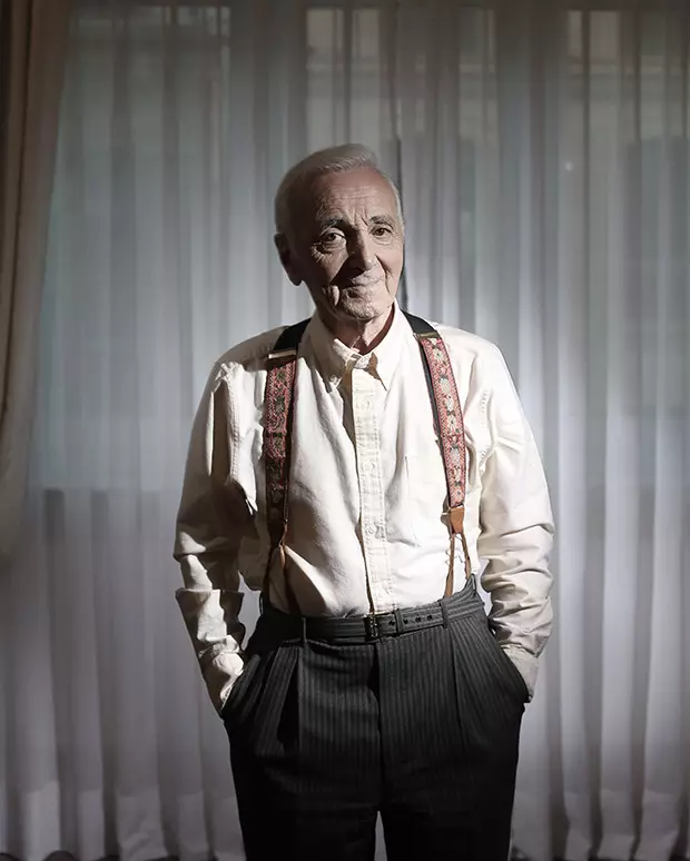 Charles Aznavour: 'Ik fertel elkenien de wierheid. Ik kin betelje - yn myn leeftyd 