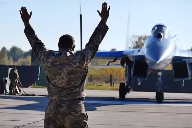 FOTO NUMMER 1 - yn Oekraïne arranzjeare in training fjochtsje tusken Su-27 en F-15 (fideo)