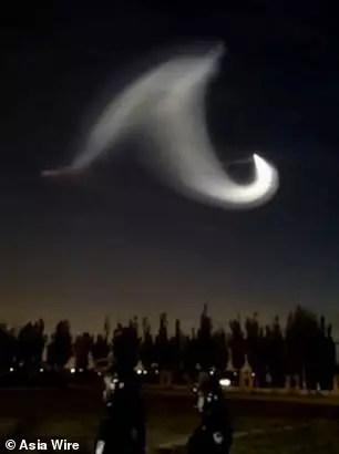 Peking priča luči na nebu neznanega izvora (video) 128132_4