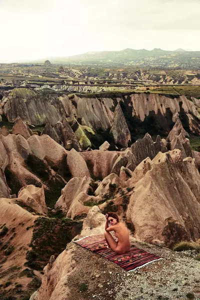 O modelo foi fotografado nu no templo turco 128468_4