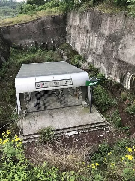 Sa China, ang subway station nga nakit-an sa awaaw 128471_8