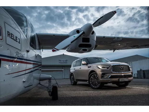 Foto Numero 1 - Infiniti QX80: Suplementoj Ne Bezonas