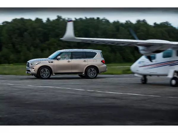 Infiniti qx80: O loʻo manaʻomia e sapalai 128876_10