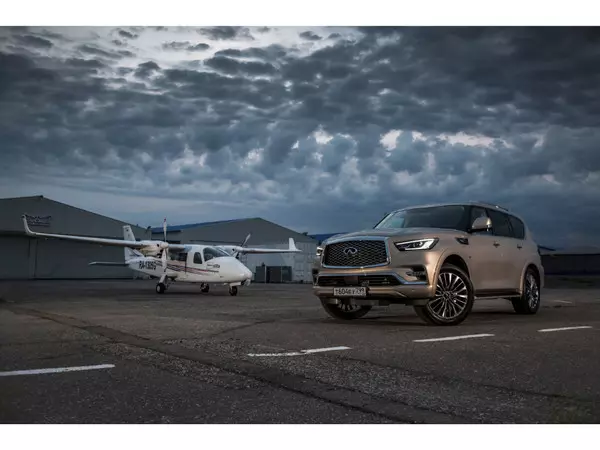 Infiniti QX80: Suplementoj ne bezonas 128876_12