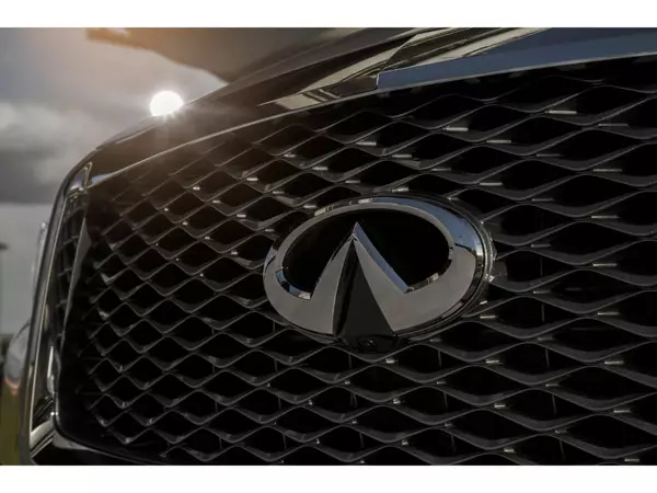 Infiniti QX80: Suplementoj ne bezonas 128876_37