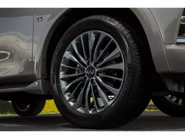 Infiniti QX80: Suplementoj ne bezonas 128876_41