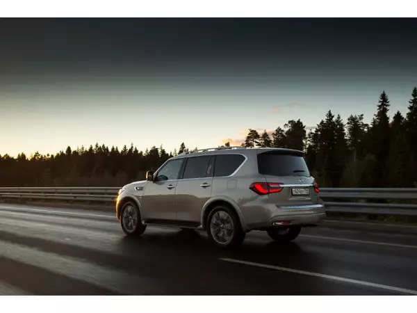 Infiniti QX80: Suplementoj ne bezonas 128876_44