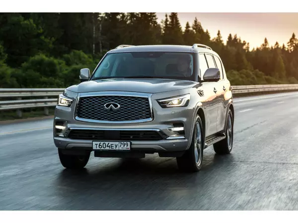 Infiniti QX80: Suplementoj ne bezonas 128876_47