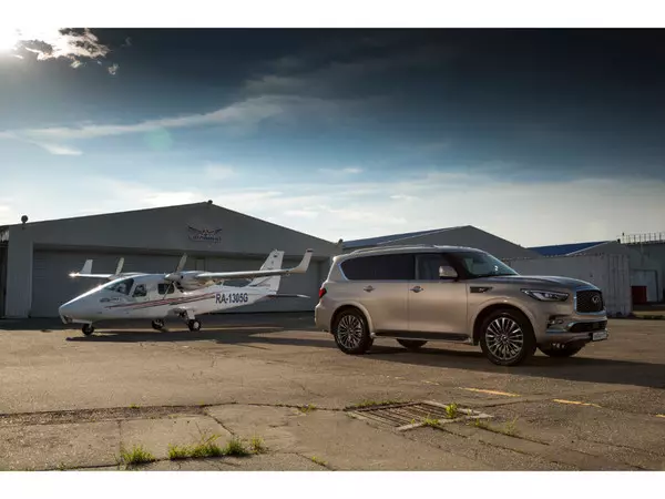 Infiniti QX80: Suplementoj ne bezonas 128876_56