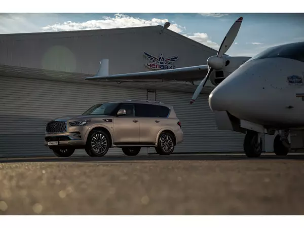 Infiniti QX80: Suplementoj ne bezonas 128876_57