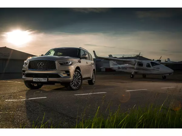 Infiniti QX80: Suplementoj ne bezonas 128876_61