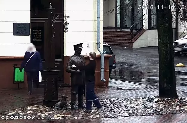 Фото зургийн дугаар 1 - Залуучууд хөшөөний алгадаа өгсөн. Тэр баригдсан, энэ хэргийг камераар уучлал гуйж, бичсэн (видео)