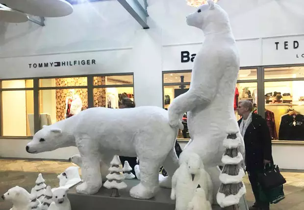 Photo №1 - the shopping center apologized for sculptures with white bear. They turned out too erotic