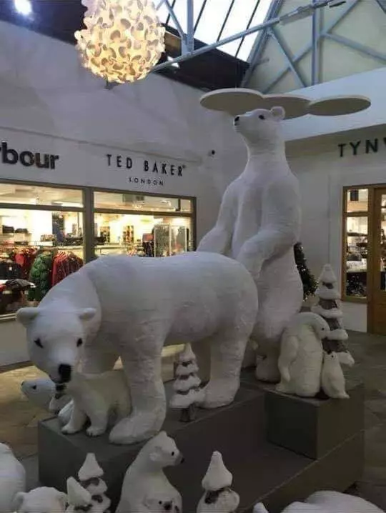 Photo №2 - the shopping center apologized for sculptures with white bear. They turned out too erotic