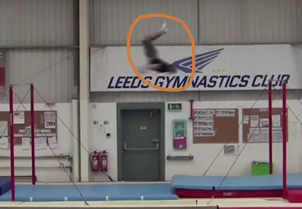 Фото 1 нче фото - Британия гимнасты дөнья арасына дөньяның иң озын якын ясады (видео)