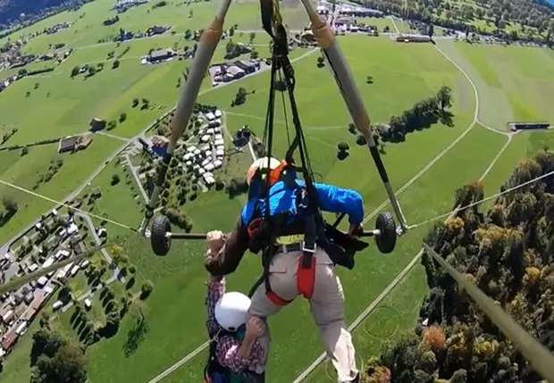 Photo Number 1 - O piloto non alcanzou o turista a Deltaplan, eo mal que tiña que voar, colgando por unha banda (vídeo aerofóbico)