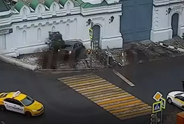 Foto №1 - Un policía en BMW Rammed la pared del templo de Moscú (video)