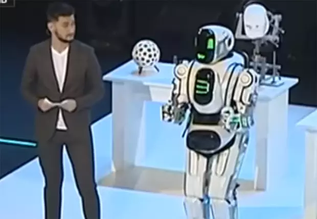 A Yaroslavl, alla mostra ha mostrato il robot 