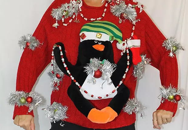 Foto №1 - Wanita ini menjahit sweater Natal yang paling jelek