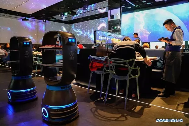 Photo №1 - Comment le restaurant dispose d'un restaurant avec des robots de serveurs à Beijing (galerie)