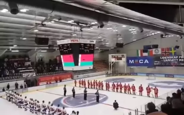 Foto nummer 1 - Confuez vecka: på en hockey turnering istället för anthem av Vitryssland sätta retrohite (video)
