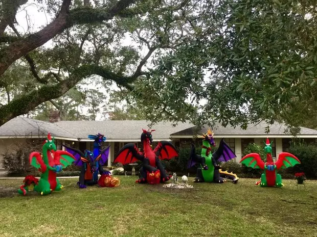 Foto número 3 - Tweets of the Day: O escritor decorou o quintal para dragões infláveis ​​de Natal, e os vizinhos suspeitavam dela no oculto