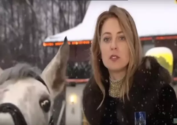 照片№1 - 新年祝賀Natalia Poklonskaya。在蘋果中騎馬（視頻）