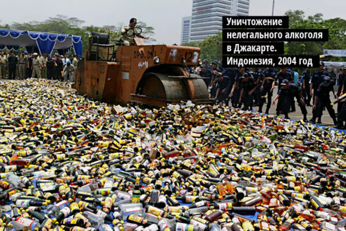 Uništavanje ilegalnog alkohola u Džakarti. Indonezija, 2004