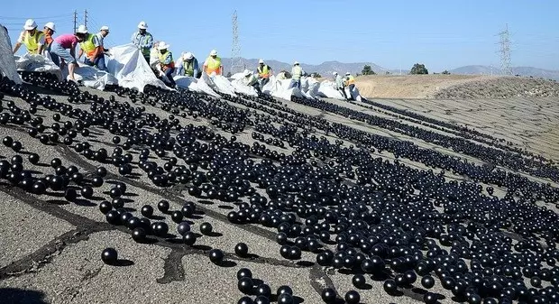 Imaxe # 2 - Historia dunha foto: 96 millóns de bolas negras no depósito, 2015