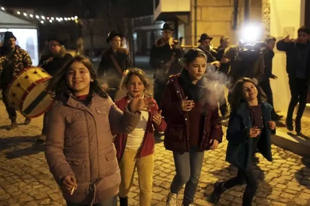 Foto Nr. 2 - Portugese kinders het een keer per jaar toegelaat om te rook. Die verhaal van een van die mees vreemde Christelike tradisies