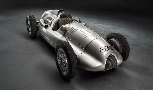 Monstruos de pre-guerra como Mercedes W125 o este Auto Union Typ D 1939 con dos supercargadores de la unidad antes del desarrollo de la industria automotriz durante décadas. De hecho, Bugatti Veyron no compitió con sus contemporáneos, ¡pero con ellos!