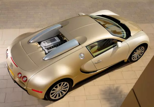 Desde algúns ángulos é notável que Veyron é un motor grande, cuberto de radiadores de toneladas
