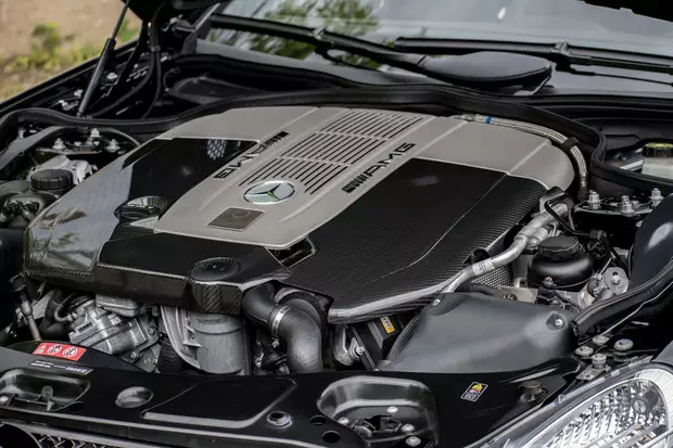 到目前為止，還沒有公開具有雙渦輪增壓的第一個Mercedesovsky V12的潛力。強制該電動機2002的極限在於驅動器的驅動器。它是特徵，即甚至是超級跑車的創造