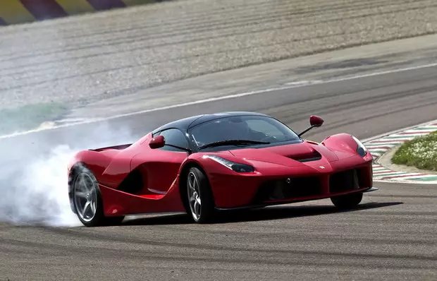 Ferrari Laferrari: Kabuuang kapasidad - 963 hp, overclocking hanggang sa 100 km / h ay sumasakop ng mas mababa sa 3 s, hanggang sa 200 km / h - mas mababa sa pitong, at 300 km / h supergibrid ay umabot sa 15 s