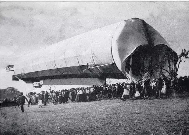 Almaniyada Ordu xidmətində LZ-5 Graph Zeppelin'in ilk döyüş təyyarəsini ələ keçirdi.