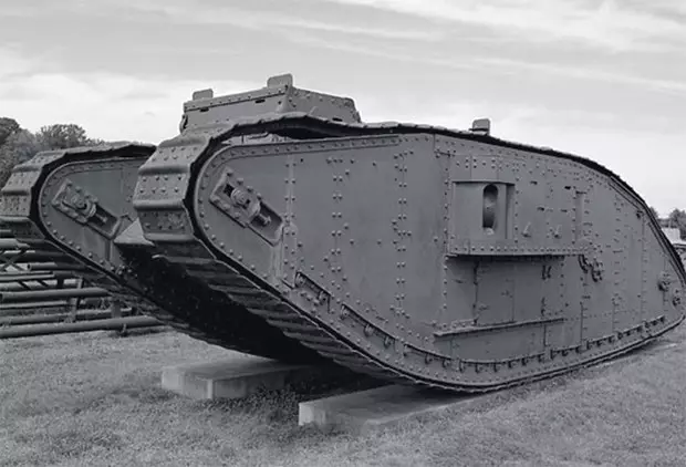 Dünyanın ilk tankı uğurla keçdi - Britaniya Mk.1. Hələ də yanal sponsonda top silahları olan çox qeyri-kamil döyüş maşını idi. 1917.