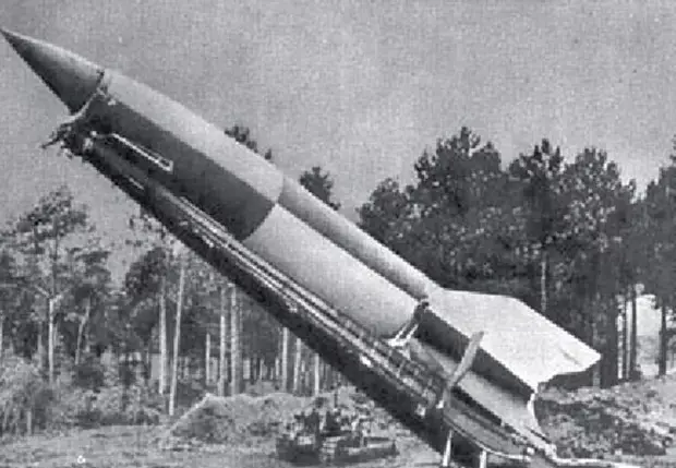 Paris Alman Raketi FAU-2-də dünyada ilk döyüş ballistik roketidir. 1945.