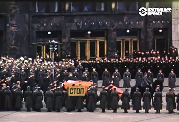 Foto Nummer 1 - Stalins Beerdigung aus dem Fenster der amerikanischen Botschaft gegenüber dem Kreml (Video)